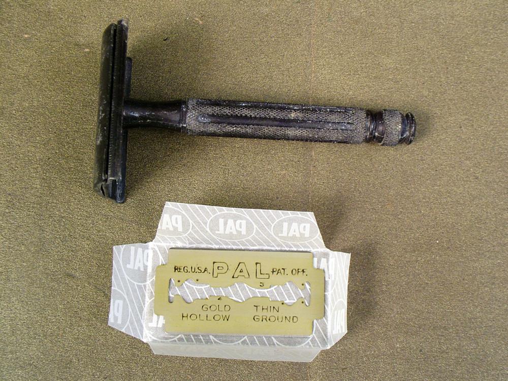 U.S. WWII Shaving Safety Razor w/ Case & Blade Pack Set: Un-Issued ...
